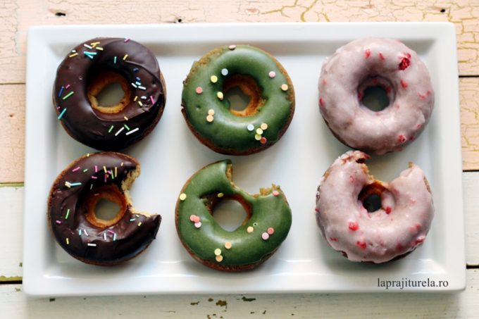 Donuts – Gogosi americane in trei arome – ciocolata, capsuni, lamaie ...