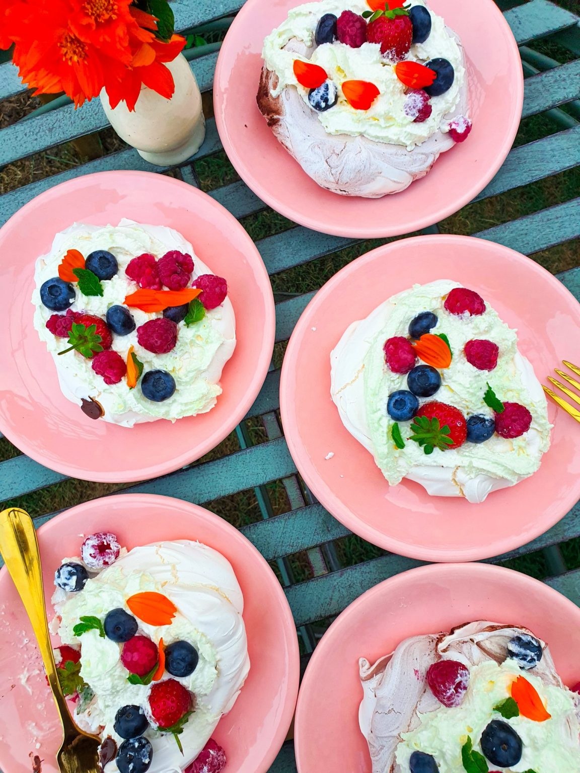 Mini pavlove cu ciocolata si frisca, varianta usoara - PrajiturEla